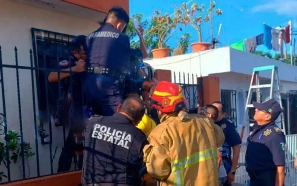¡Terrible caída! Mujer queda atravesada por una reja tras caer del ...